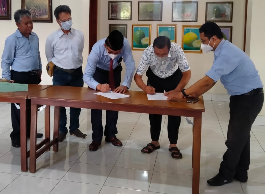 Ketua Dewan Profesor UNS Serah Terimakan Alat Pembakar Sampah kepada ...