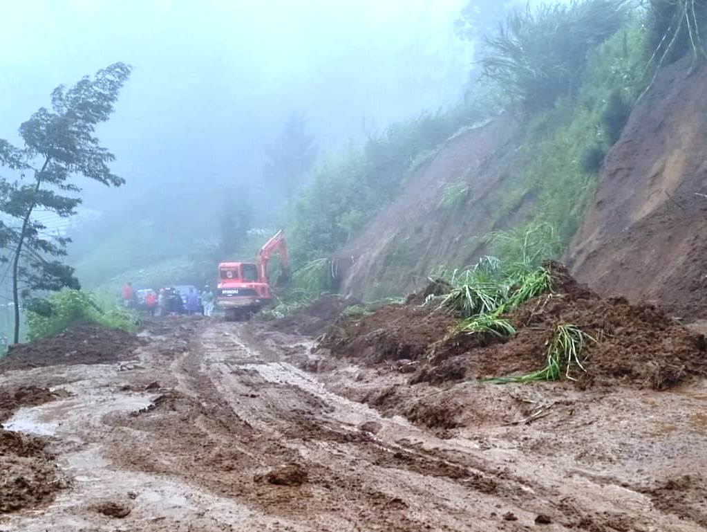 Longsor Sepanjang 75 Meter, Jalur Selo Magelang Sempat Macet Total ...