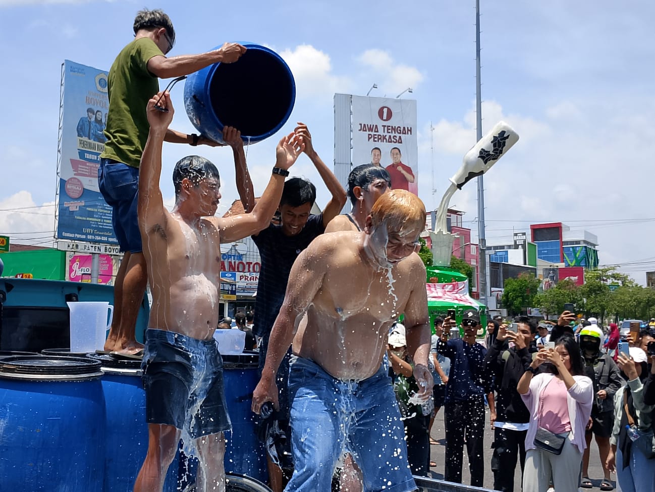 Peternak Sapi Boyolali Gelar Aksi Mandi Susu di Monumen Susu Tumpah ...