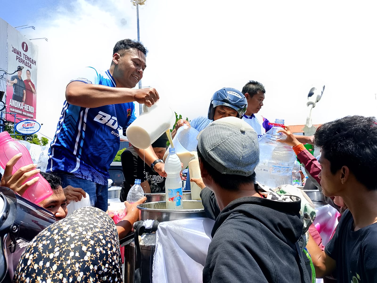 Peternak Sapi Boyolali Gelar Aksi Mandi Susu di Monumen Susu Tumpah ...