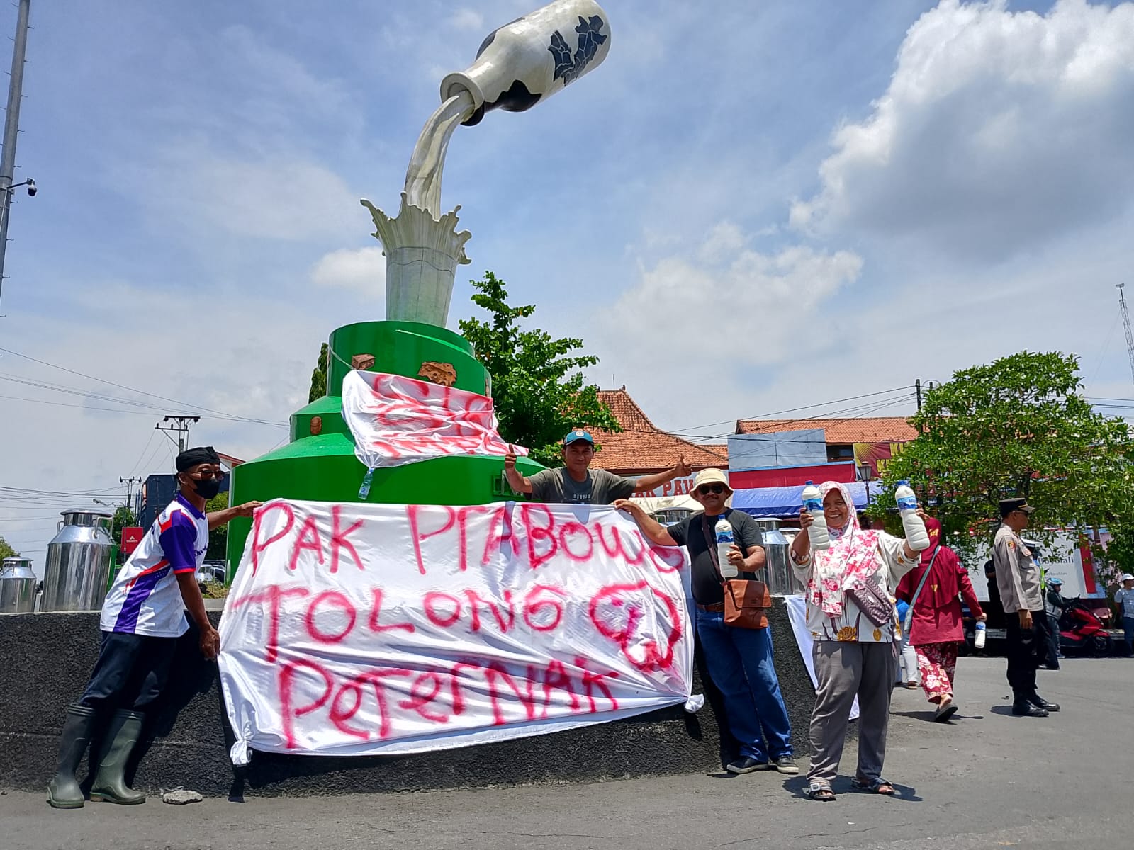Peternak Sapi Boyolali Gelar Aksi Mandi Susu di Monumen Susu Tumpah ...