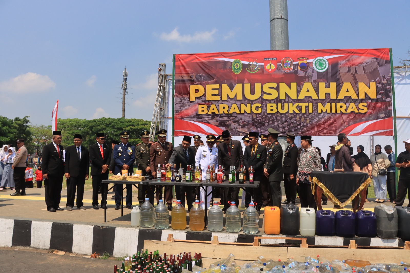 Ratusan Botol Miras dan Ribuan Liter Ciu Dimusnahkan di Karanganyar ...